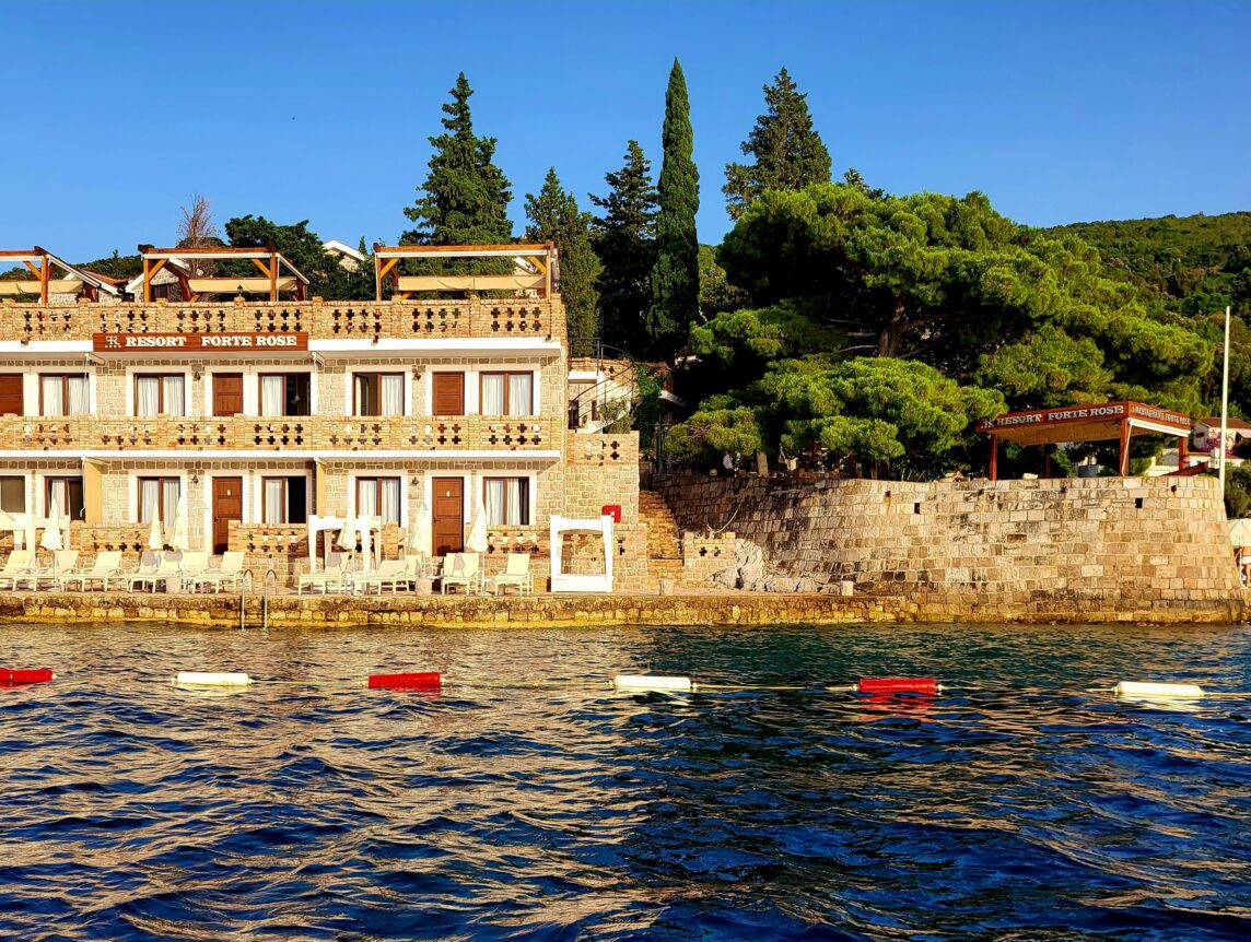 resort | Forte Rose Resort